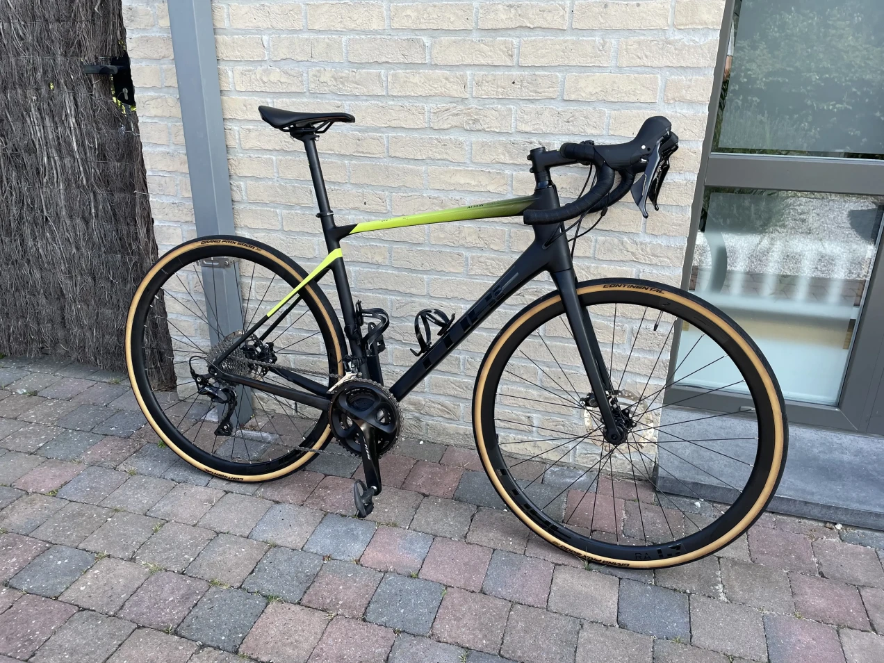Achetez un vélo d'occasion CUBE Attain GTC Race en l | buycycle
