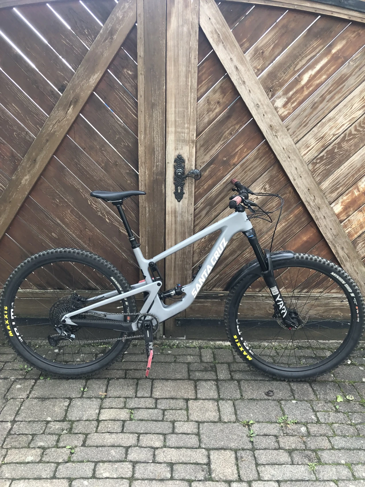 Santa Cruz Hightower R / Carbon C / 29 used in l | buycycle