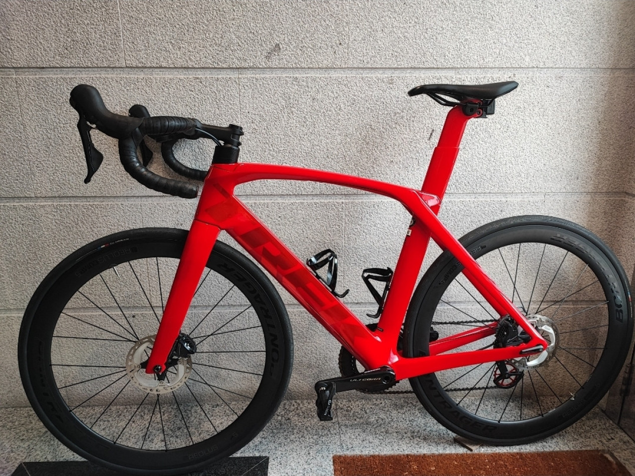 Trek Madone SL 6 used in 56 cm | buycycle