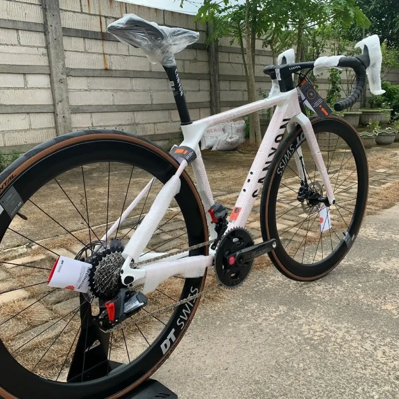 Canyon Ultimate CF SLX 8 Disc TDF used in M | buycycle