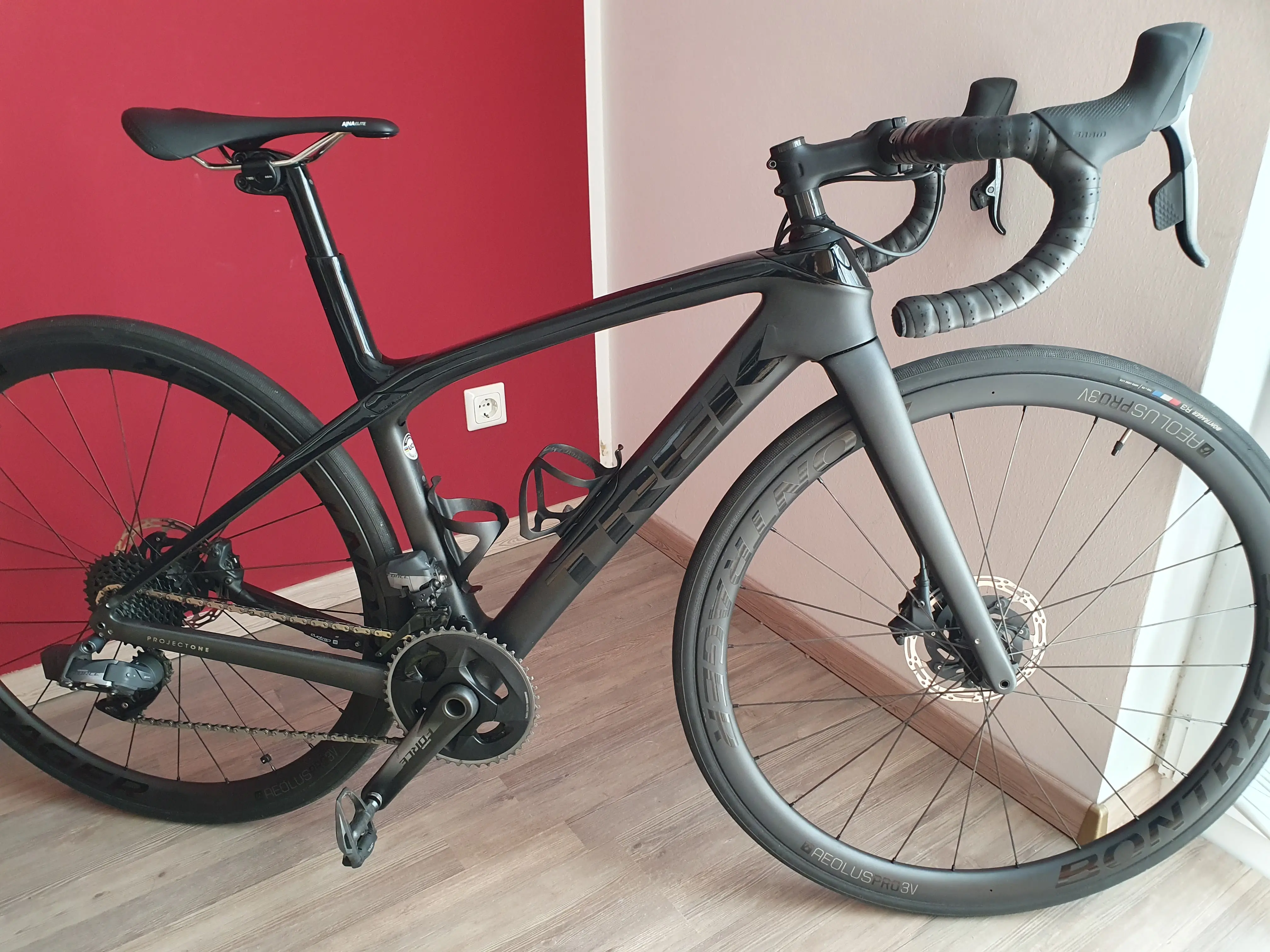 Trek Domane SLR 7 eTap used in 47 cm | buycycle