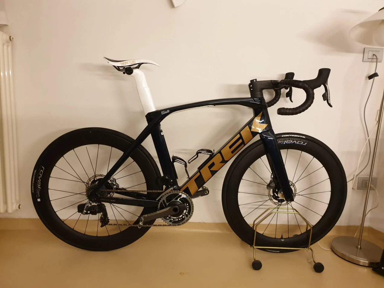 Trek Madone SLR 9 Disc eTap used in L | buycycle