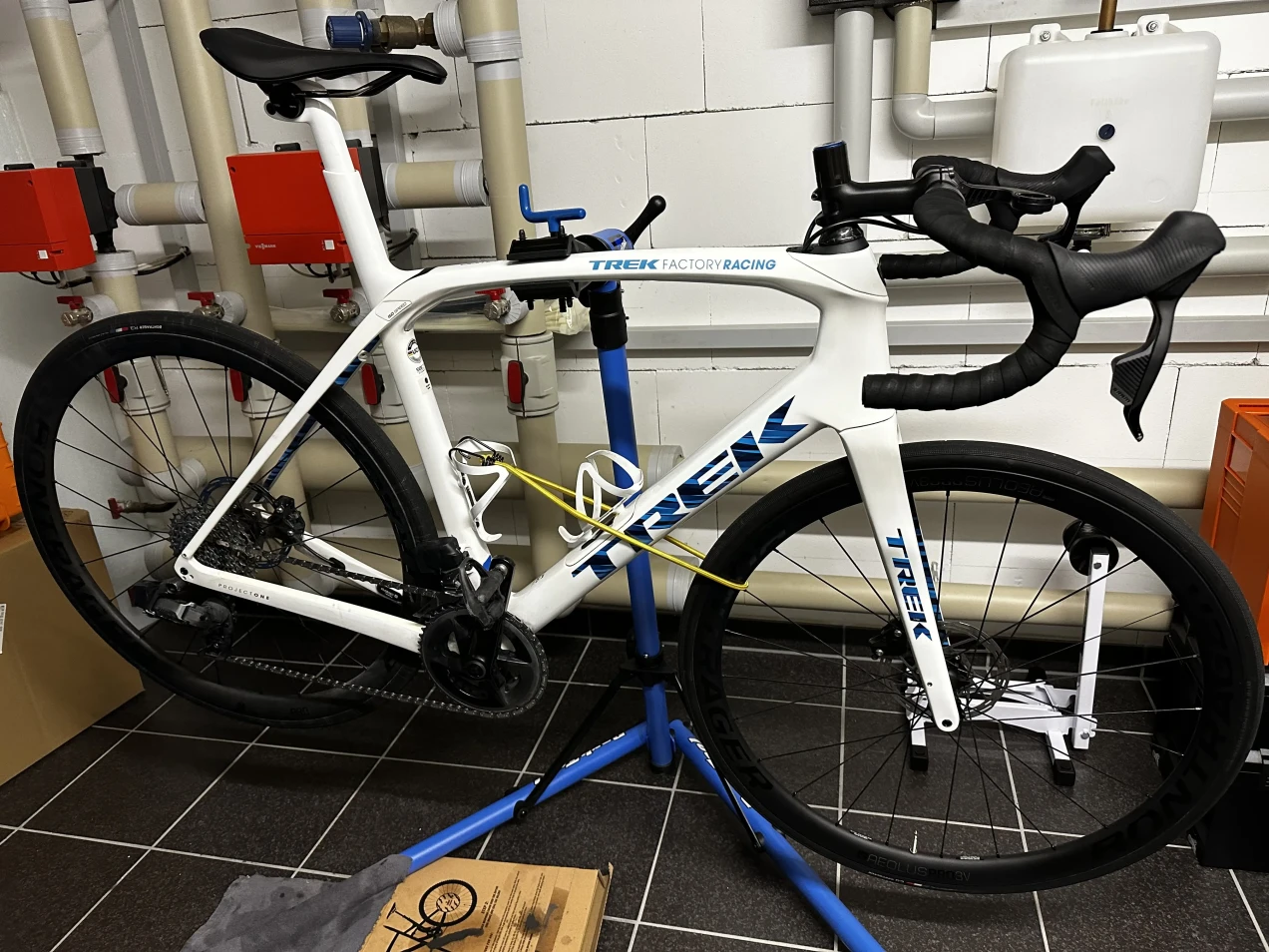 Trek Domane SLR 7 eTap used in 58 cm | buycycle