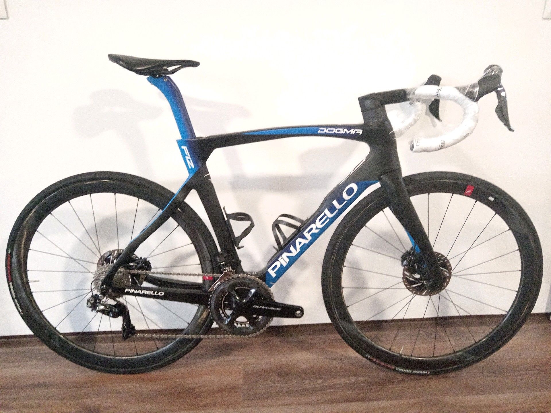 Pinarello DOGMA F12 DURA ACE Di2 Disc d'occasion en 56 cm | buycycle