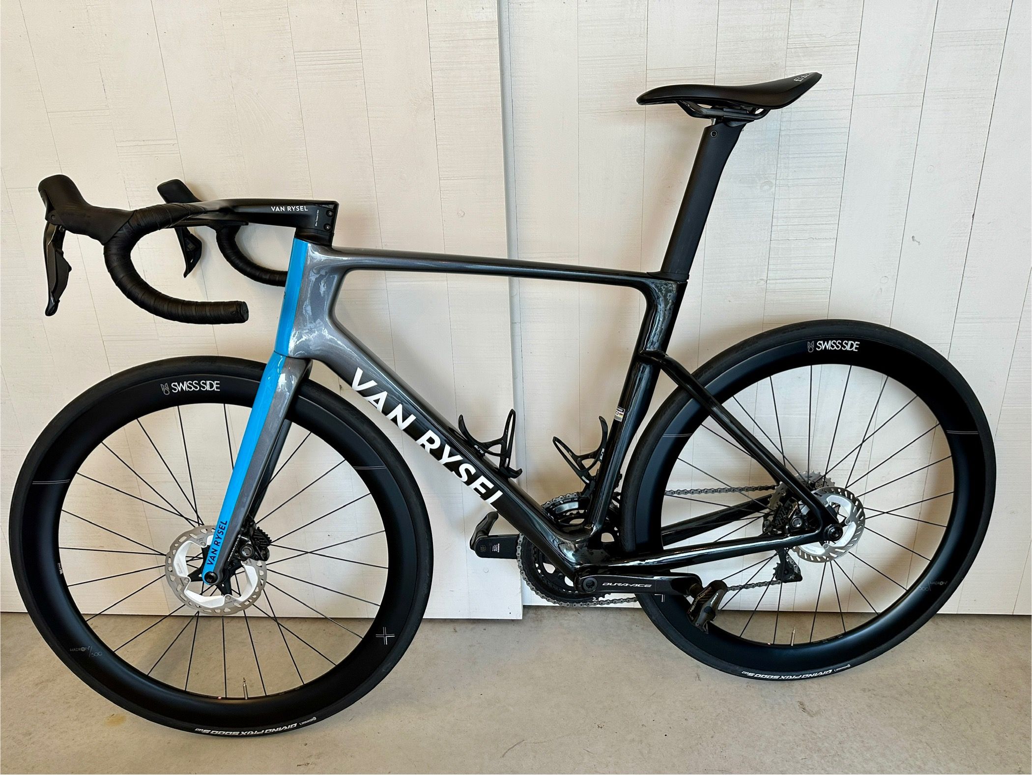 Van rysel RCR Pro Replica Dura Ace Di2 Decathlon AG2R Team d'occasion en 56 cm | buycycle