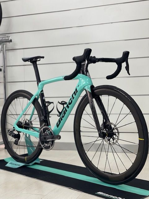 Bianchi Oltre XR4 - Red eTap AXS used in 53 cm | buycycle