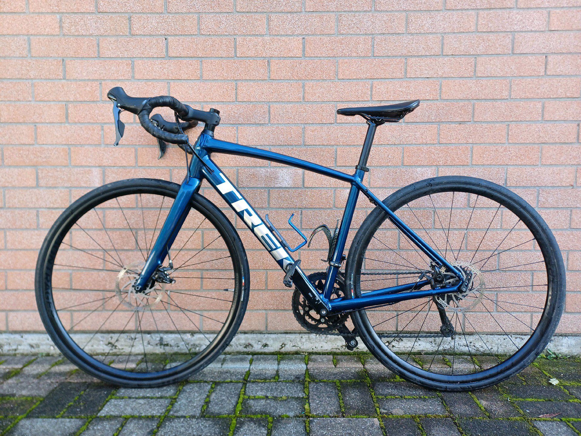 Trek Domane AL 2 Disc used in 52 cm | buycycle