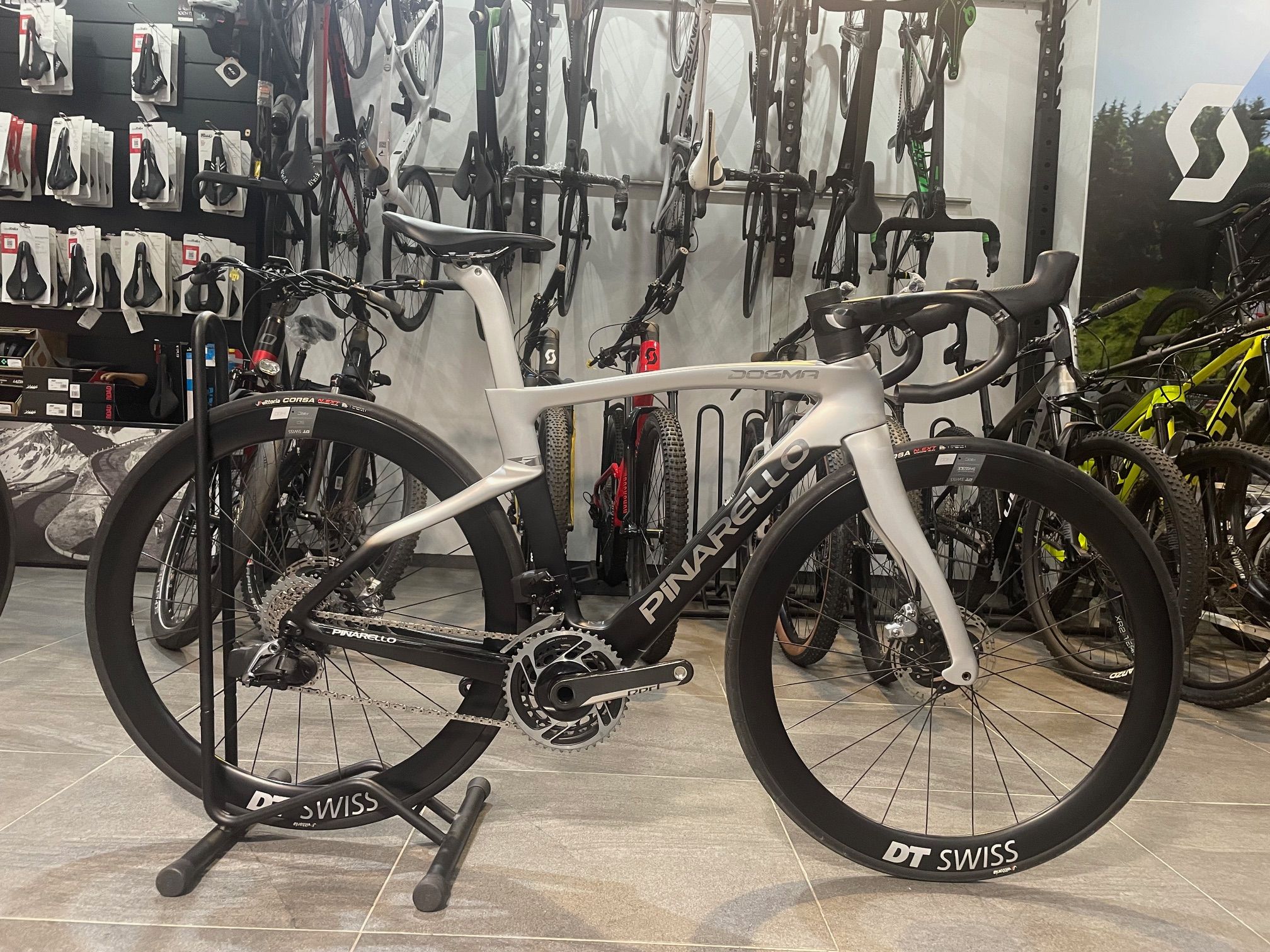 Pinarello DOGMA F RED ETAP AXS Disc gebruikt in 46 cm | buycycle
