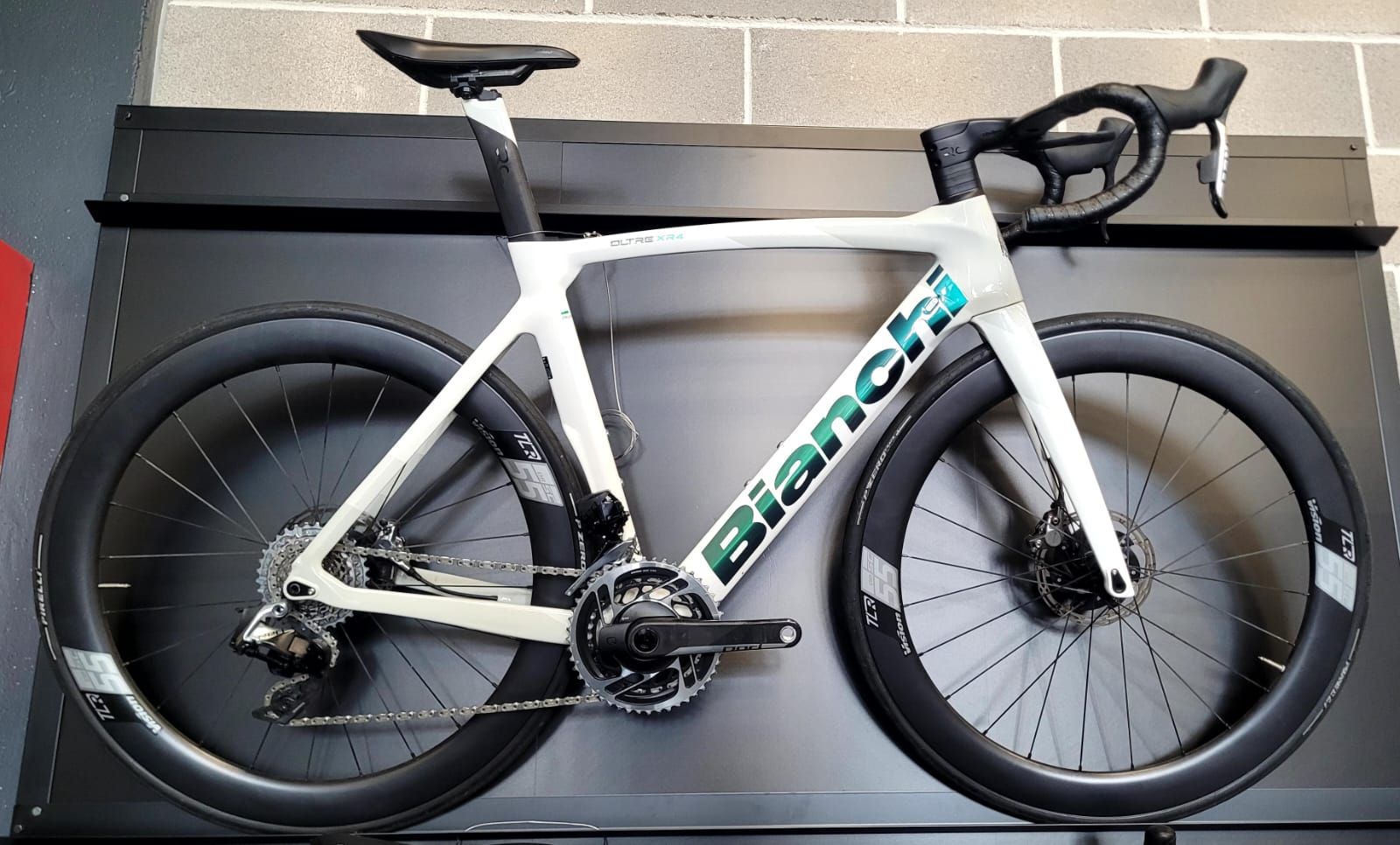 Bianchi Oltre XR4 - Red eTap AXS used in 55 cm | buycycle