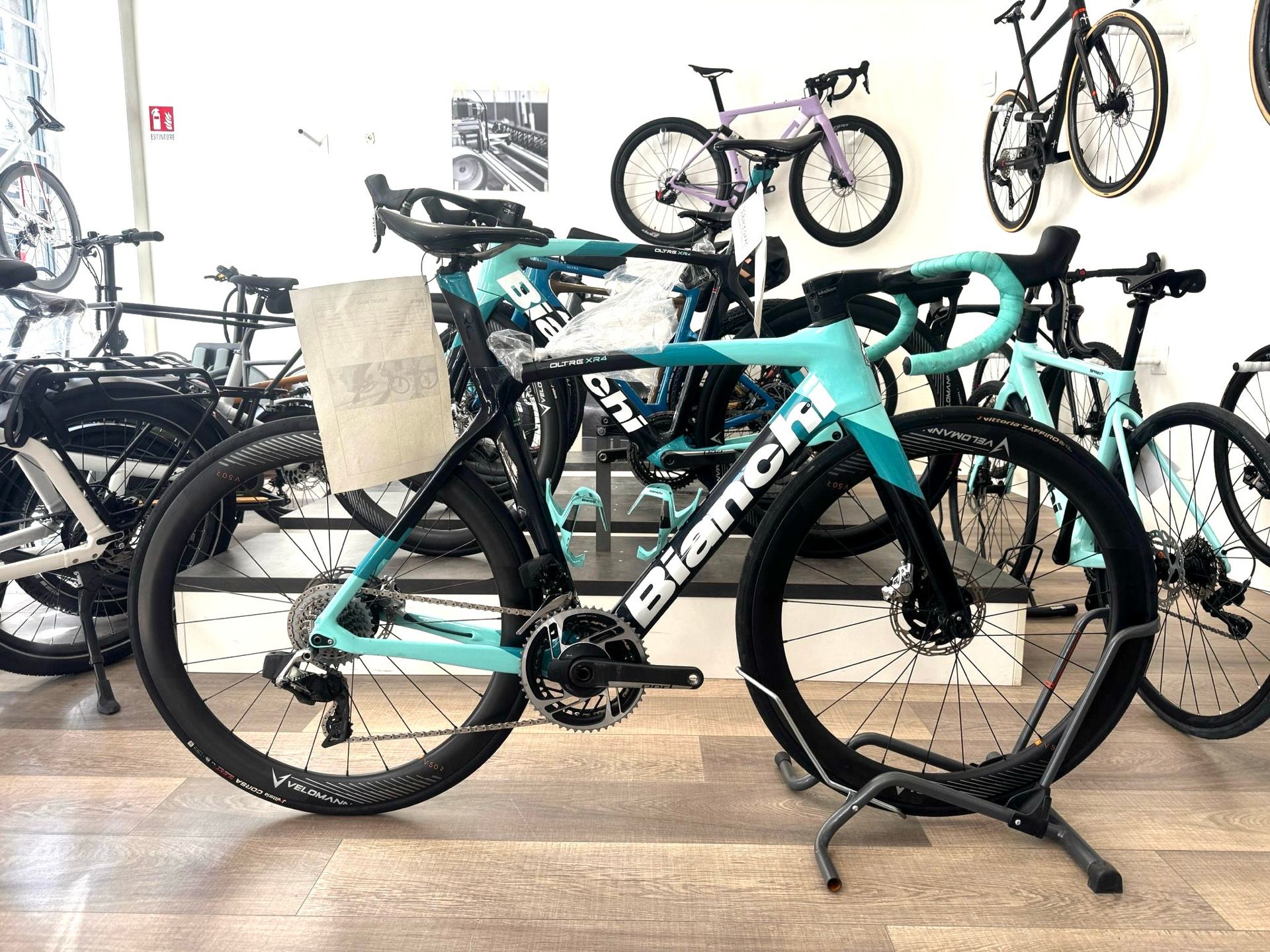Bianchi Oltre XR4 Red eTap AXS used in 55 cm | buycycle