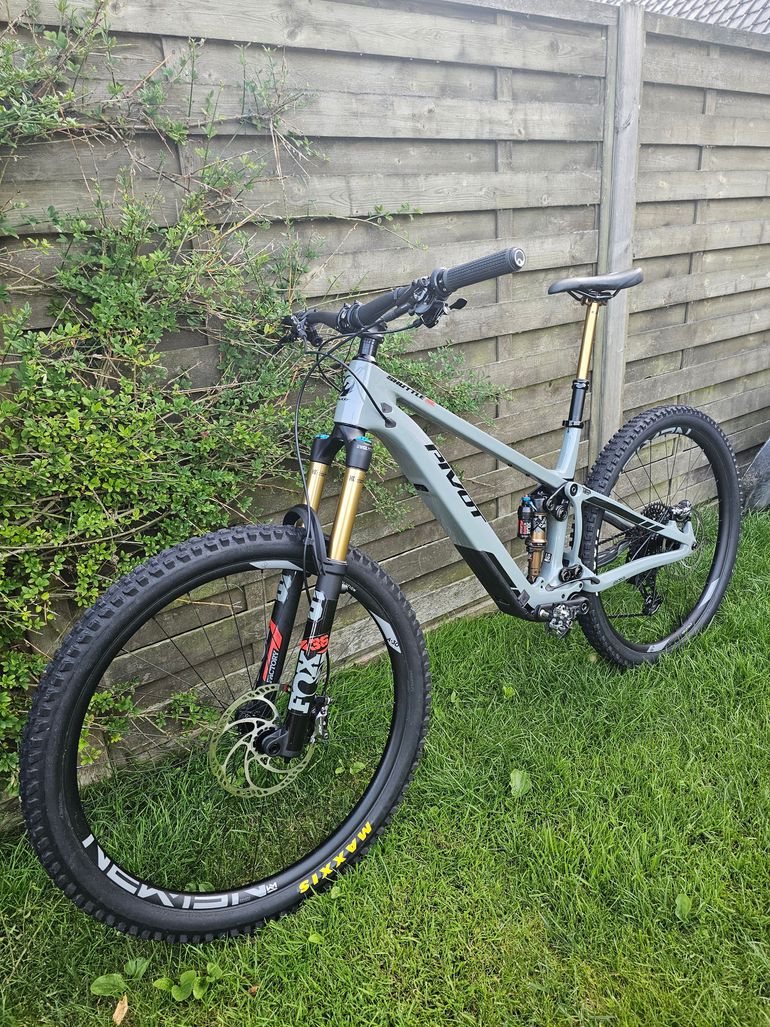 Pivot Shuttle SL SRAM X01 Eagle AXS 2024