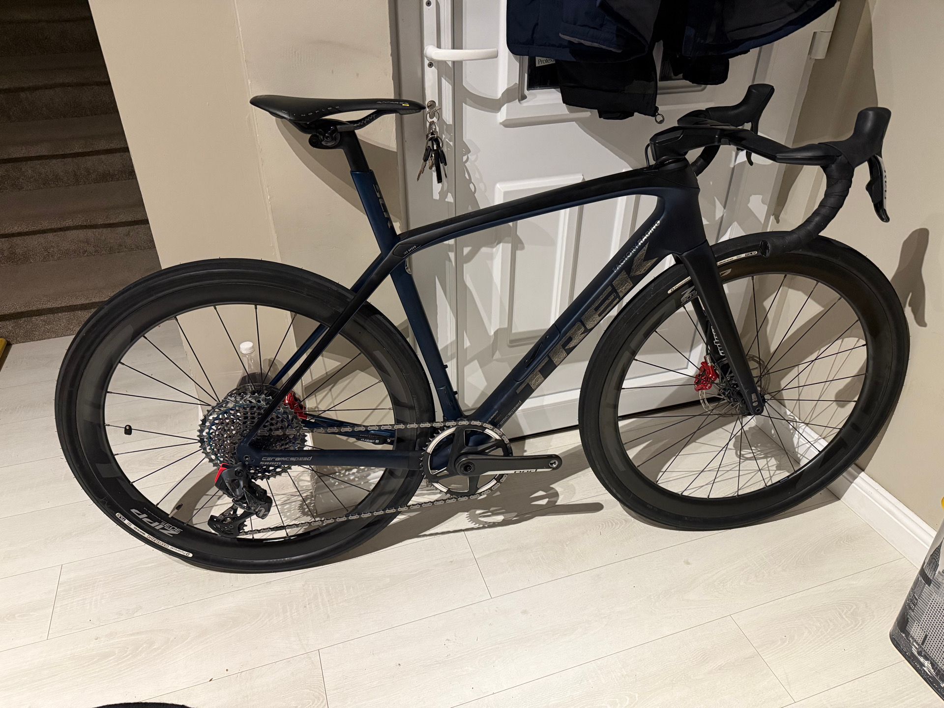 Trek Domane SRAM Red eTap AXS 2025