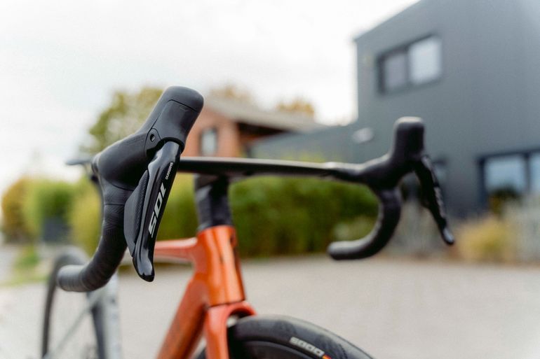 Specialized Allez Sprint - Leeze CC 50 Basic R - Shimano 105 Di2 ...