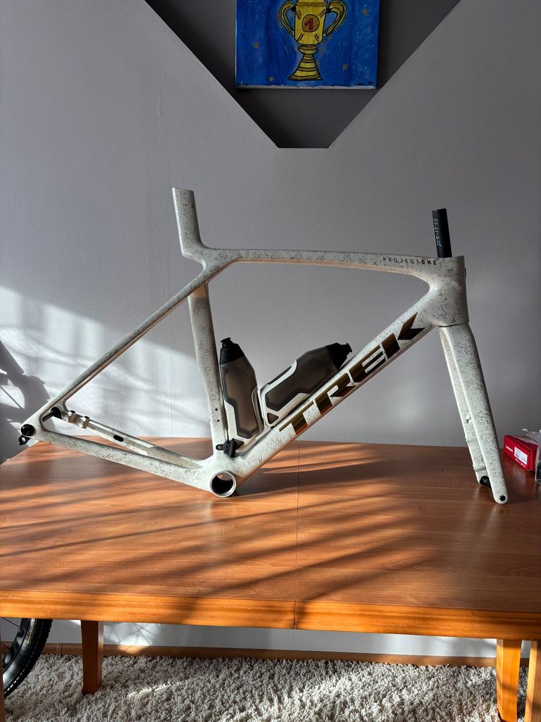 Trek Madone SRAM Red eTap AXS 2025