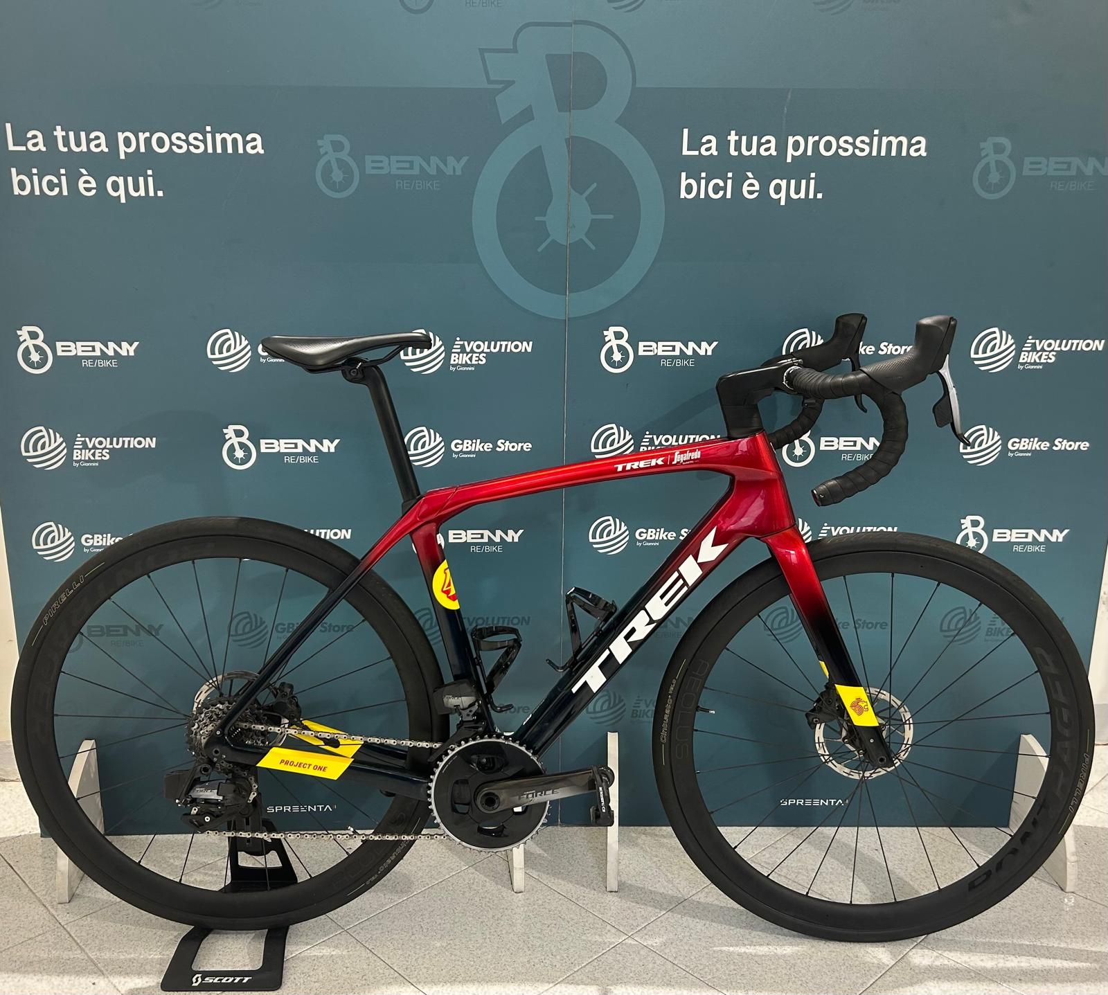 Trek Domane SRAM Force eTap AXS 2024