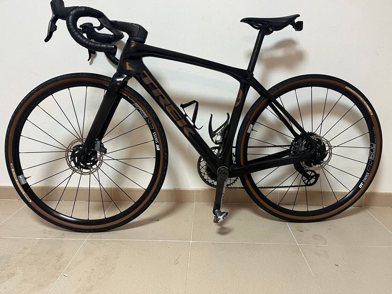 Trek Domane SRAM Force eTap AXS 2024