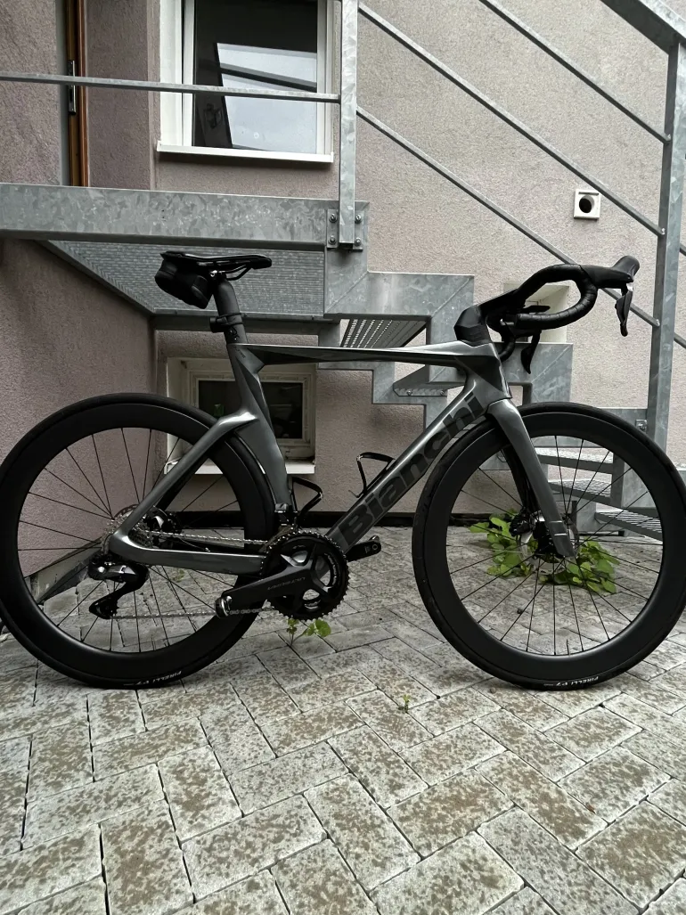 Achetez un vélo d'occasion Bianchi Oltre Comp Ultegra Di2 en 56 cm | buycycle