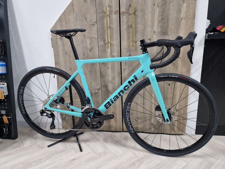 Bianchi Sprint 105 DI2 Disc used in 55 cm | buycycle