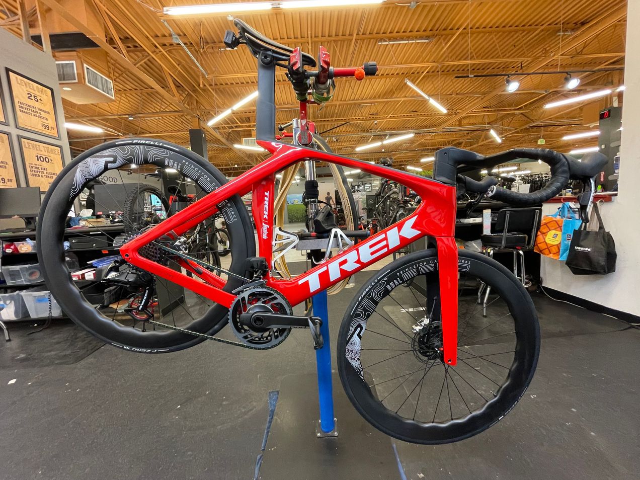 Trek Madone SLR 9 eTap Gen 7 used in 58 cm | buycycle