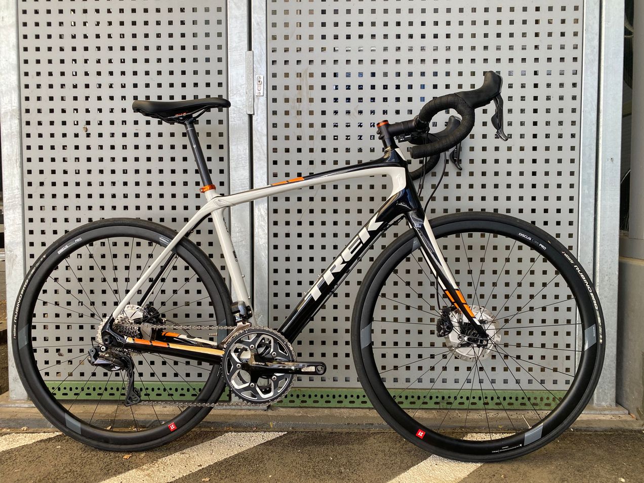 Trek Domane 4.3 used in 56 cm | buycycle USA