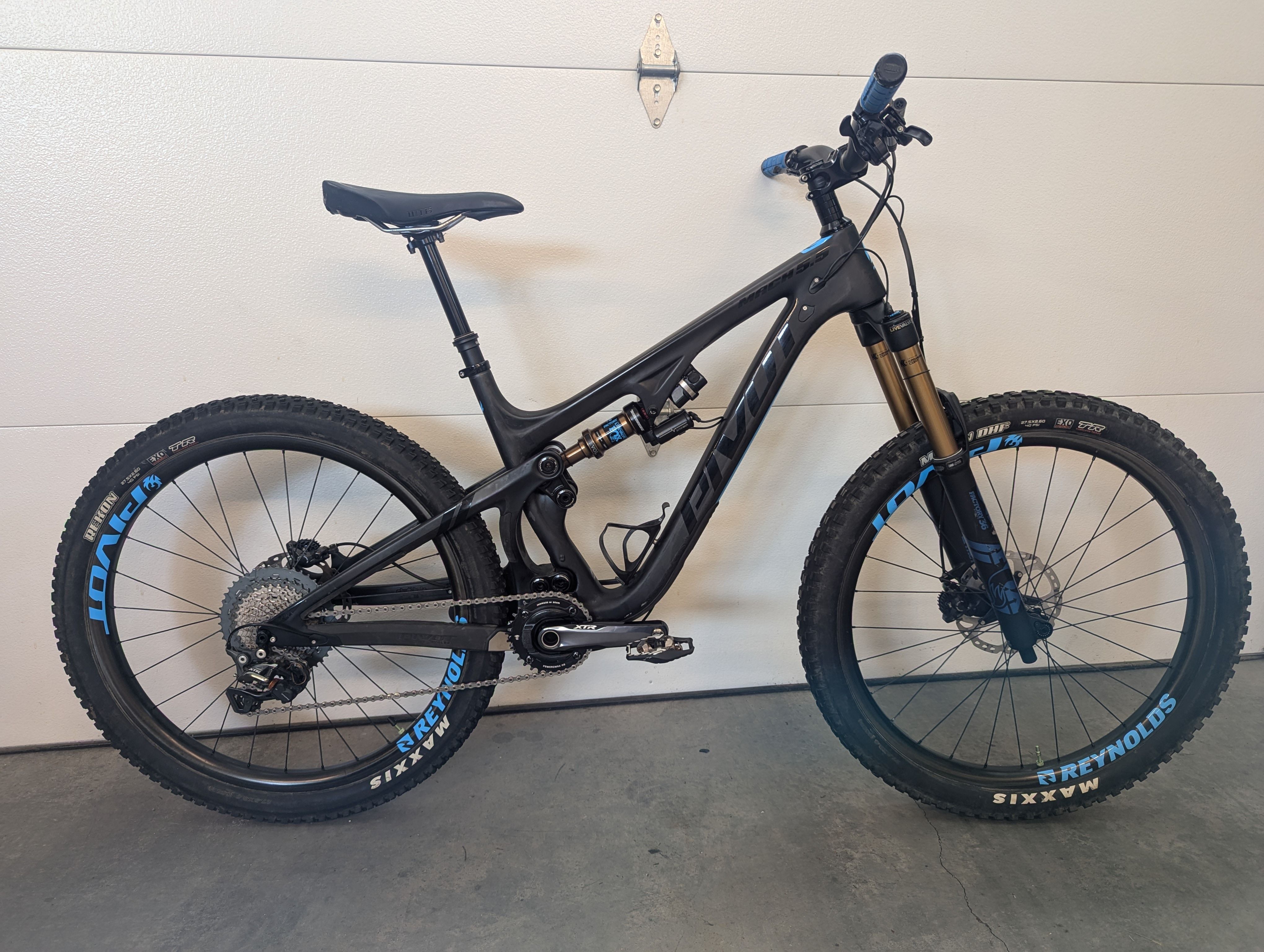 Pivot Mach 5.5 Carbon Pro XT/XTR 12 Speed w/ Fox Live Valve used in M ...